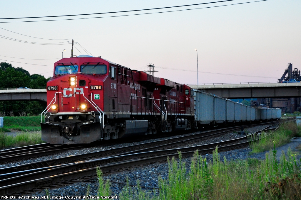 CP-39Z/259 Evening Arrival with "Crazy 8's in consist at CP-88/CP-Bethlehem
